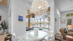 Casa, várias camas (Waterfront home with heated pool, spa) | Opções para refeição