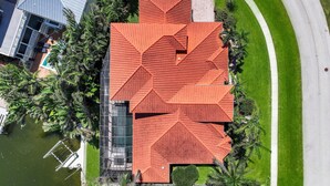 Casa, várias camas (Waterfront home with heated pool, spa) | Fachada