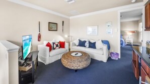 Casa, várias camas (Waterfront home with heated pool, spa) | Área de estar