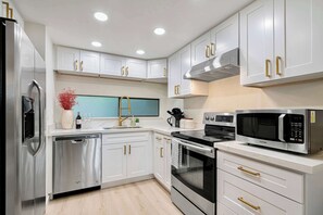 Casa (2 Bedrooms) | Cozinha privada | Um frigorífico, um micro-ondas, um forno, uma cafeteira/bule
