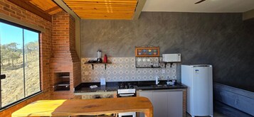 Chalé básico | Cozinha privada | Geladeira grande, micro-ondas, fogão, cooktop