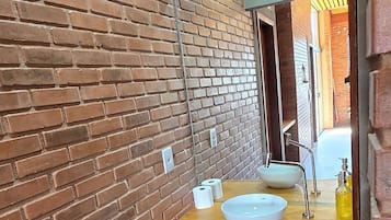 Chalé Básico | Casa de banho | Um polibã, um secador de cabelo, toalhas fornecidas, papel higiénico