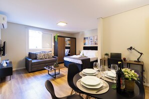 Apartamento Clássico | Sala de estar | Smart TV de 43 polegadas com canais digitais 