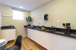 Apartamento | Cozinha privada | Um frigorífico, um micro-ondas, uma máquina de café expresso