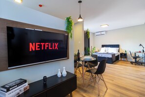 Apartamento exclusivo | Área de estar | Smart TV 43 polegadas com canais digitais