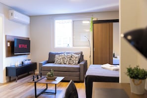 Apartamento Clássico | Sala de estar | Smart TV de 43 polegadas com canais digitais