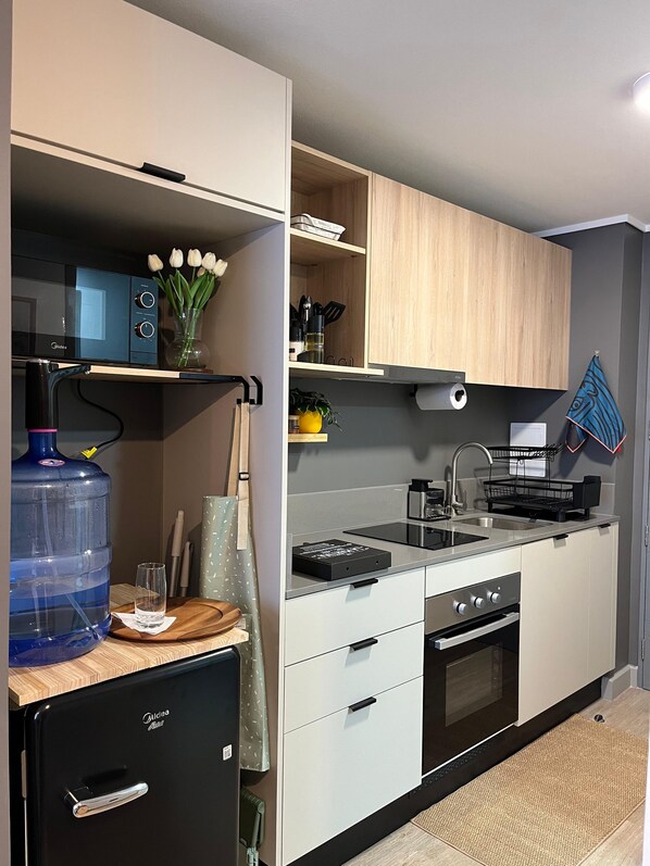 Apartamento luxo, vista para a cidade | Cozinha privada | Frigobar, micro-ondas, fogão, cooktop