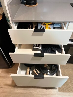 Frigobar, micro-ondas, fogão, cooktop