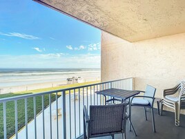 Apartamento em Condomínio Fechado, várias camas, varanda (Oceania Beach Club 203) | Refeições ao ar livre