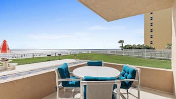 Condo, várias camas, sacada, vista para o oceano (Oceania Beach Club 101) | Opções para refeição ao ar livre