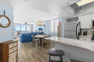 Apartamento em Condomínio Fechado, várias camas, varanda (Oceania Beach Club 301) | Interior
