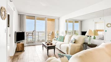 Apartamento em Condomínio Fechado, várias camas, varanda, vista para o oceano (NSB Oceania 509) | Sala de estar