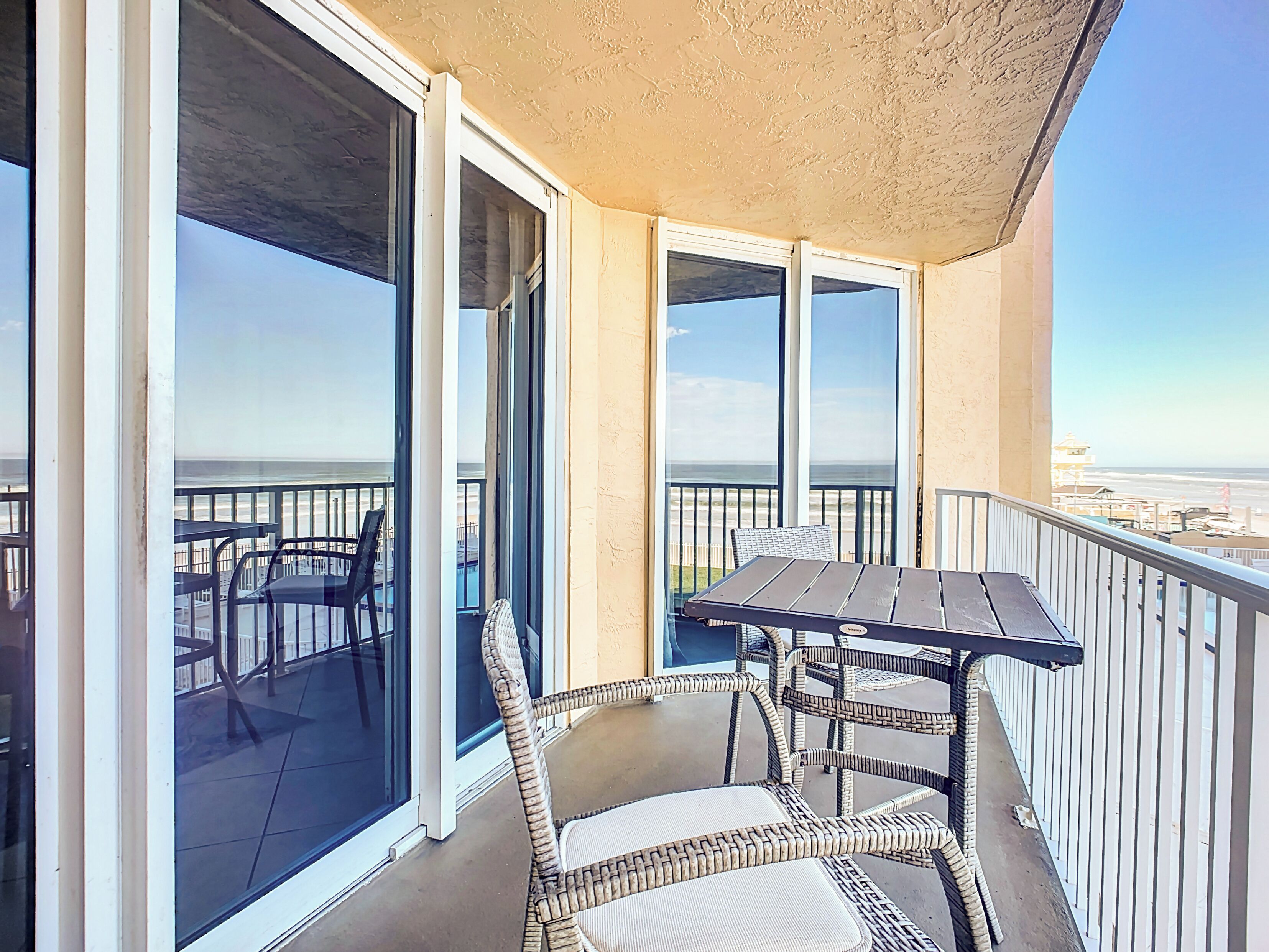 Apartamento em Condomínio Fechado, várias camas, varanda (Oceania Beach Club 203) | Refeições ao ar livre