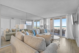 Apartamento em Condomínio Fechado, várias camas, varanda (Oceania Beach Club 104) | Sala de estar