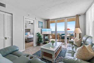 Condo, várias camas, sacada, vista para o oceano (Oceania Beach Club 101) | Área de estar