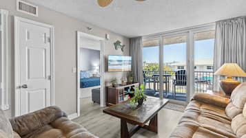 Apartamento em Condomínio Fechado, várias camas, varanda (Oceania Beach Club 207)