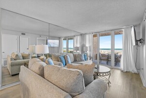 Apartamento em Condomínio Fechado, várias camas, varanda (Oceania Beach Club 104) | Sala de estar | Televisor de ecrã plano de 42 polegadas com canais digitais 