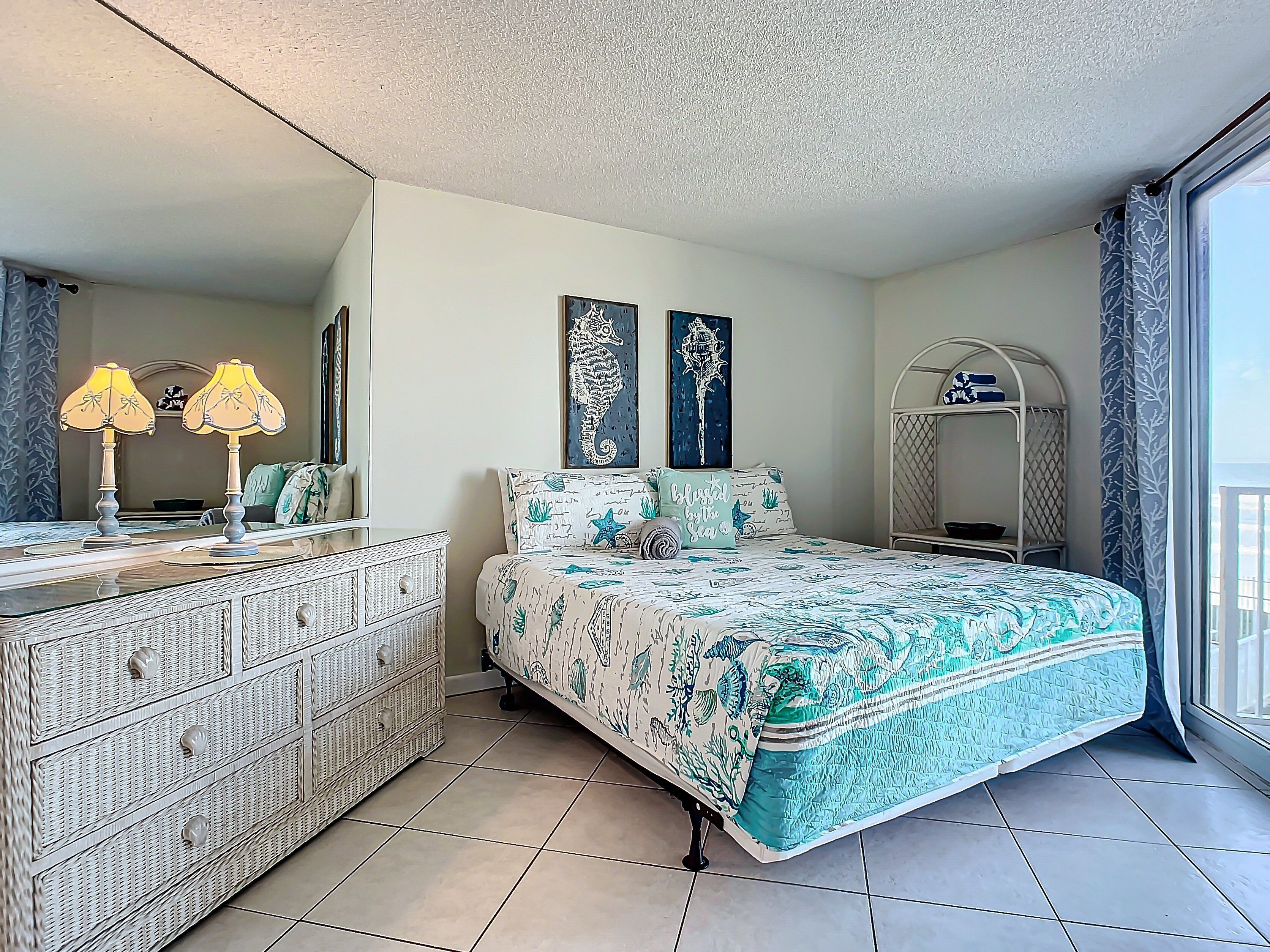 Apartamento em Condomínio Fechado, várias camas, varanda (Oceania Beach Club 203) | 2 quartos, com decoração personalizada, com mobília individualizada 