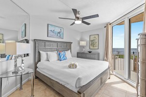 Condo, várias camas, sacada, vista para o oceano (Oceania Beach Club 101) | 2 quartos, individualmente decorados, individualmente mobiliados