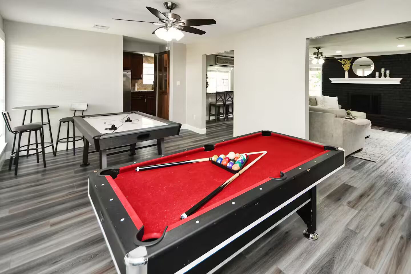 Modern 4-br Family Retreat + Big Yard In Quiet Conroe Neighborhood - The Woodlands, TX