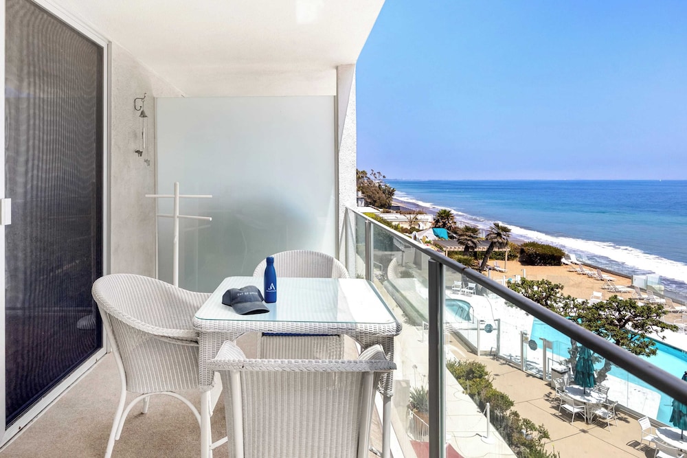 Oceanfront Gem W/ Balcony, Pool, Hot Tub & Carbon Beach Access Bluewater Haven By Avantstay - Malibu