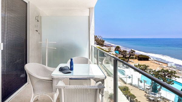 Oceanfront Gem W/ Balcony, Pool, Hot Tub & Carbon Beach Access Bluewater Haven By Avantstay - Malibu