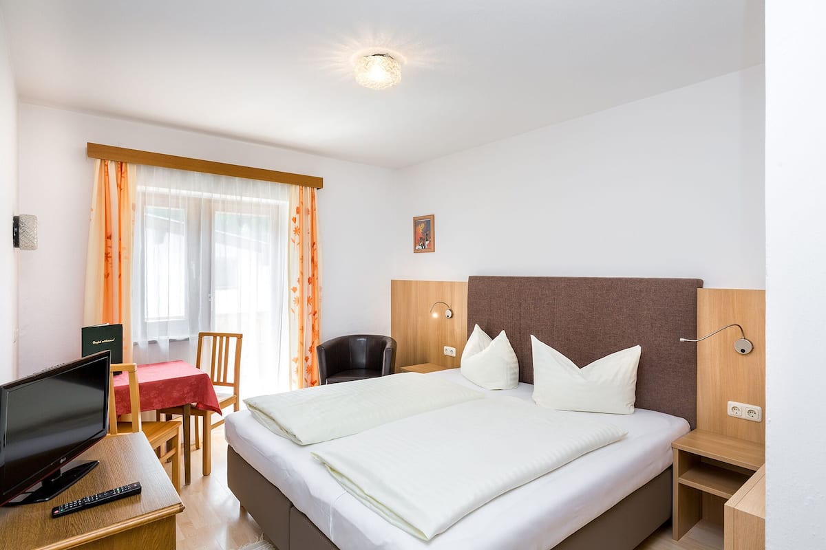 Quarto Duplo Básico, vista para a montanha | Cofre no quarto, Wi-fi grátis