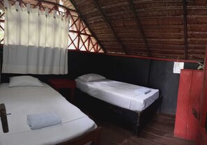 Quarto triplo clássico, sacada, vista para a colina