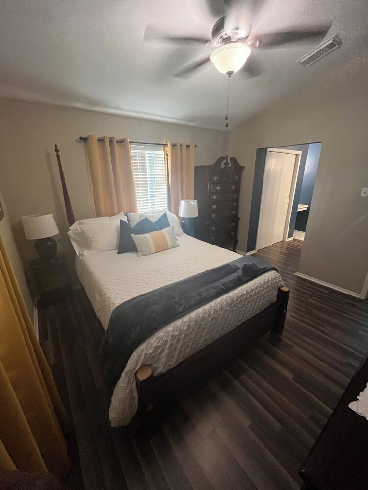 Heritage House Retreat: Burton, Texas 6 guests 3 bedrooms 4 beds 2 full ...