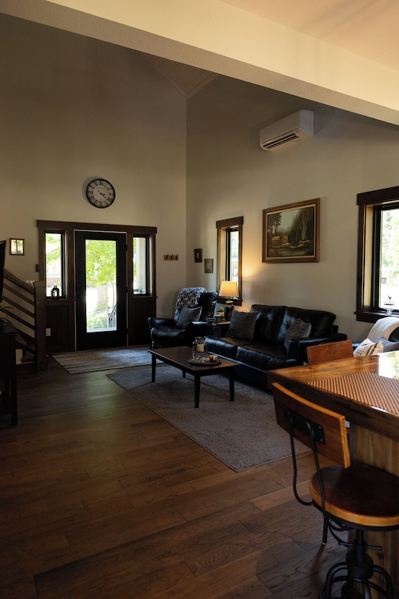 New Cozy 3-bedroom Packwood Cabin With A Hot Tub Near White Pass Ski Resort! - Packwood, WA