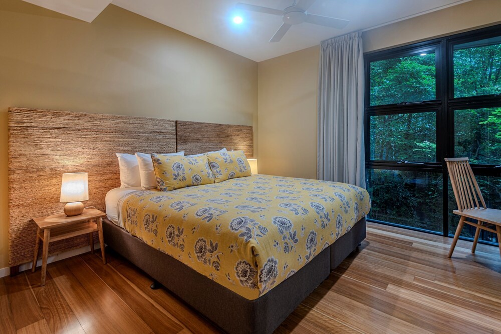 ABSOLUTE WATERFRONT LUXURY WITH NEW BUGGY - Hamilton Island | Vrbo