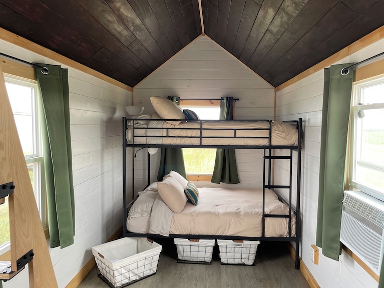 Large Tiny Home Cabin - Sleeps 6 - Kansas