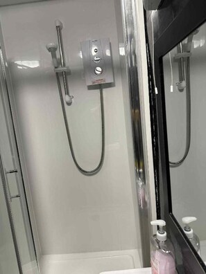 Quarto duplo standard, 2 camas de solteiro | Banheiro | Chuveiro, secador de cabelo, toalhas de banho 