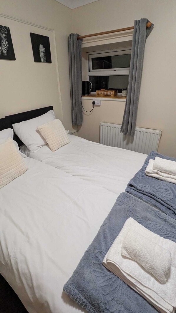 Quarto Duplo ou Twin Clássico | Ferro/tábua de engomar, Wi-fi grátis, roupa de cama fornecida 