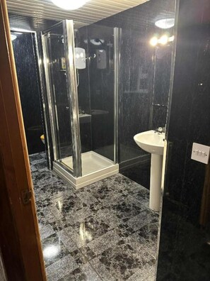 Quarto superior (Family of 3) | Banheiro | Chuveiro, secador de cabelo, toalhas de banho 