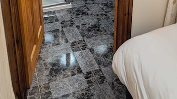 Quarto Clássico | Casa de banho | Um polibã, um secador de cabelo, toalhas fornecidas