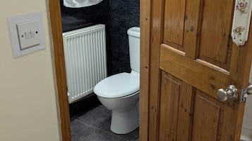 Quarto casal ou duplo clássico | Banheiro | Chuveiro, secador de cabelo, toalhas de banho