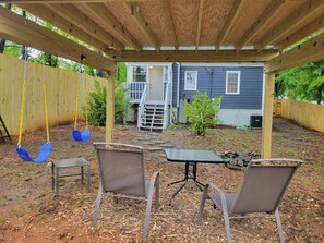 Charming 2-bedroom bungalow in lovely Greensboro 4min walk to Collisuem ...