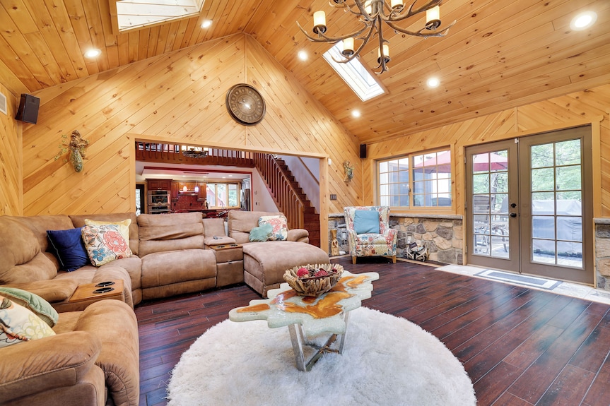 The Lazy Bear Lodge With Hot Tub, Sauna And Movie Theater In The Hideout - Lake Ariel, PA