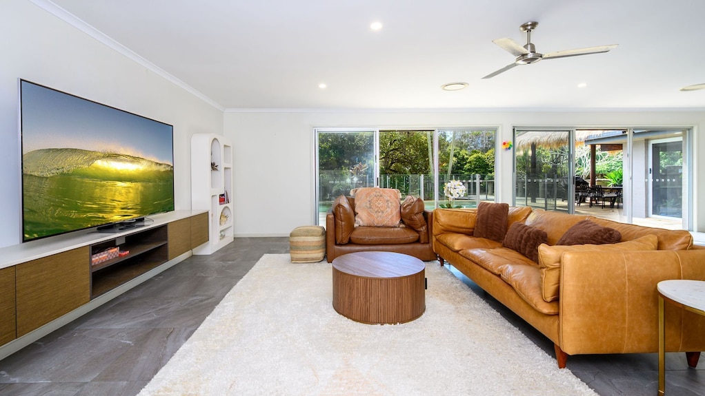 Jettyside Poolside Canal Retreat In Broadbeach - Queensland