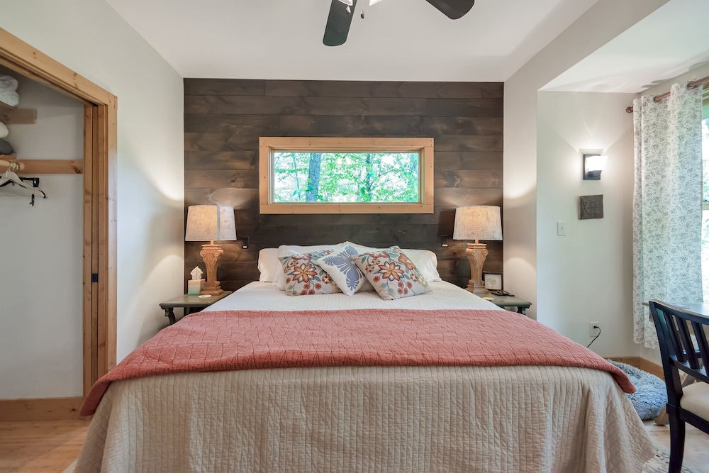 By The New River - Hot Tub - Fireplace - Covered Porch - Ashe County | Vrbo