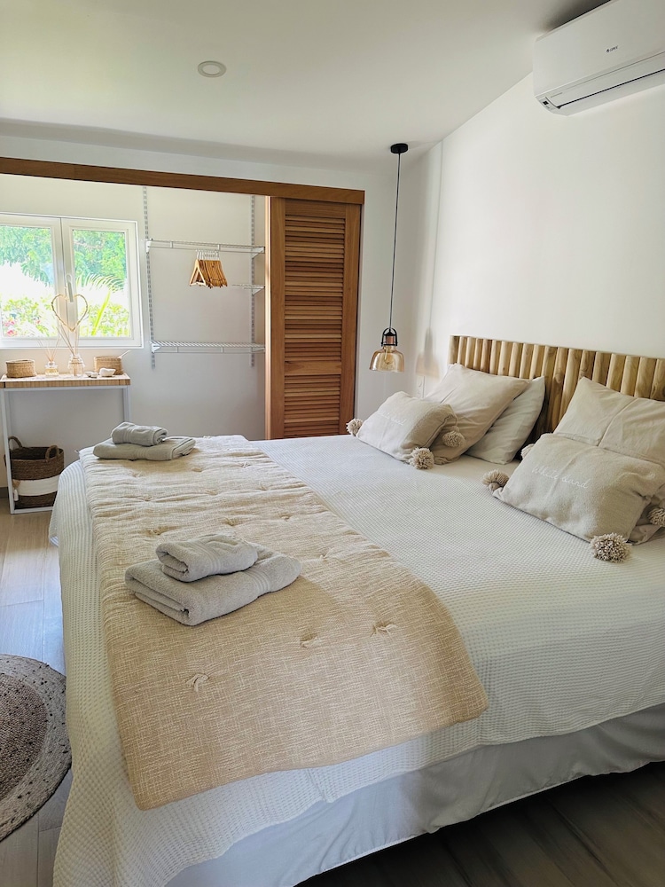White Sand- NBBC - 1 bedroom beachfront - Nettle Bay | Abritel