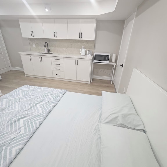 1 Bedroom Suite + Kitchenette - Milton
