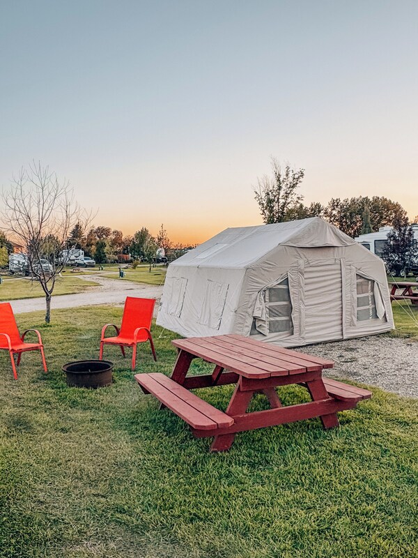 Cozy Safari Tent At Prairie Junction - Alberta