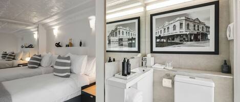 Casa, Vista para a cidade, no piso executivo | Casa de banho | Chinelos, sabão, champô, papel higiénico