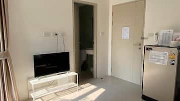 Apartamento standard, 1 cama Queen, sacada | Escrivaninha, ferros/tábuas de passar roupa, Wi-Fi de cortesia