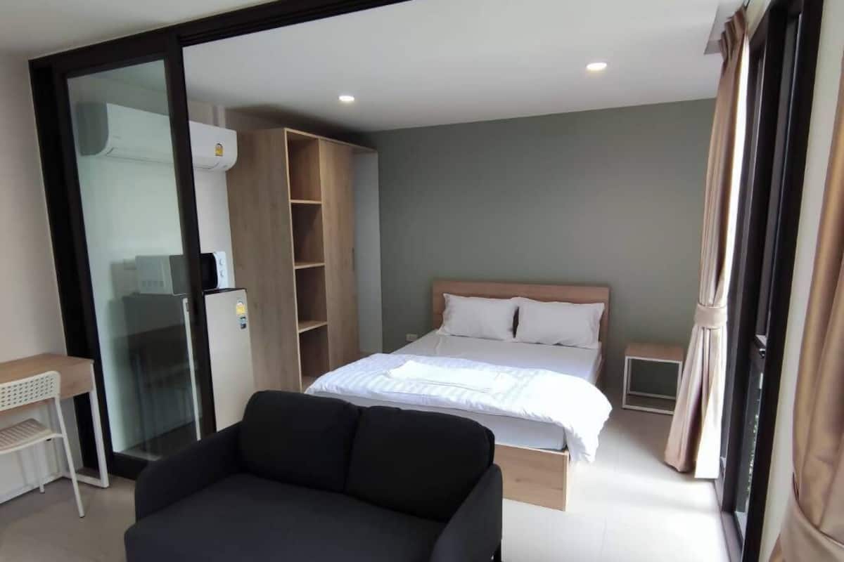 Apartamento Standard, 1 cama queen-size, varanda | Secretária, ferro/tábua de engomar, Wi-fi grátis