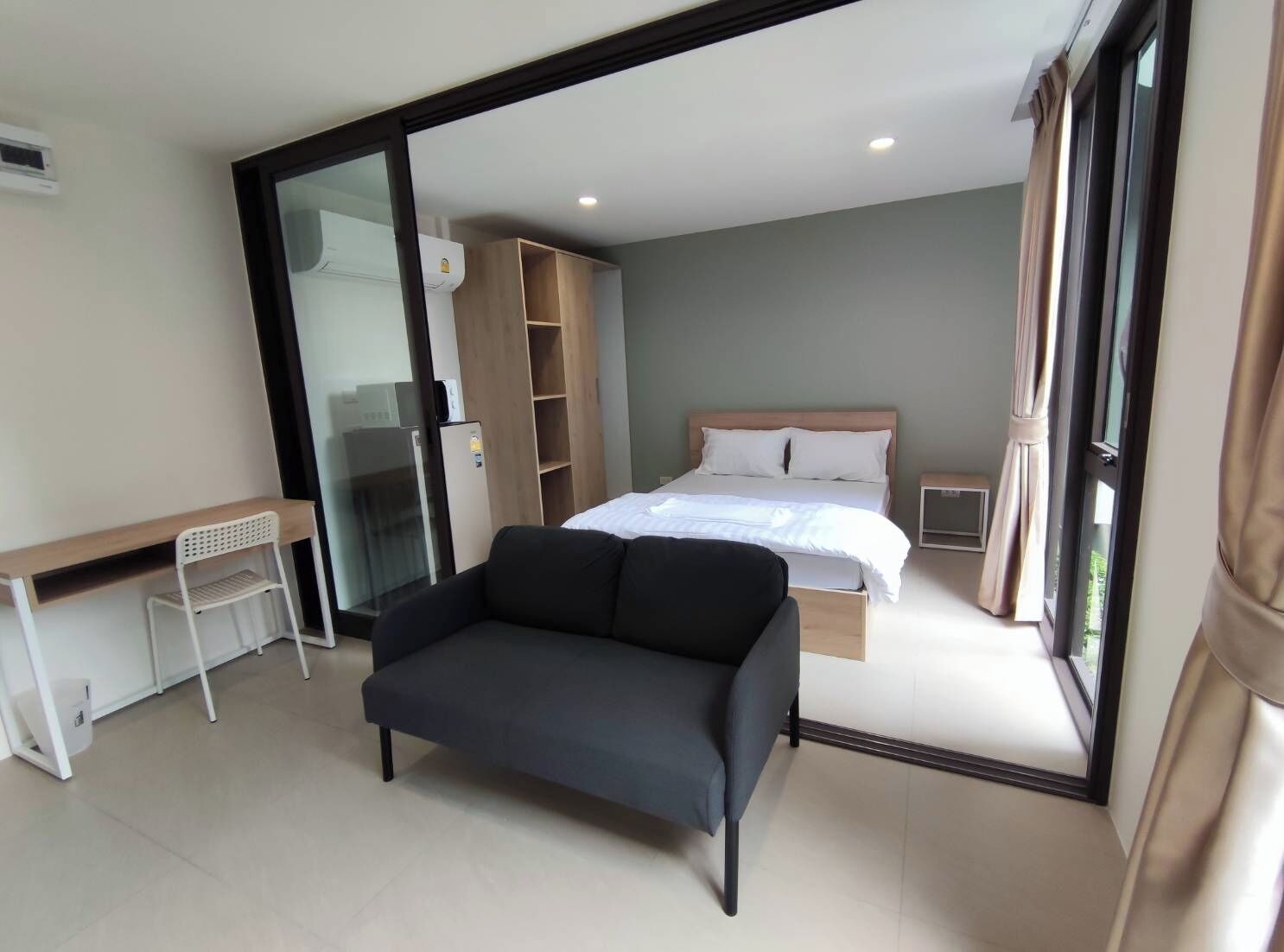 Apartamento standard, 1 cama Queen, sacada | Escrivaninha, ferros/tábuas de passar roupa, Wi-Fi de cortesia