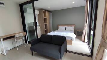 Apartamento standard, 1 cama Queen, sacada | Escrivaninha, ferros/tábuas de passar roupa, Wi-Fi de cortesia
