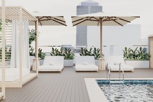 Piscina externa, guarda-sóis, espreguiçadeiras